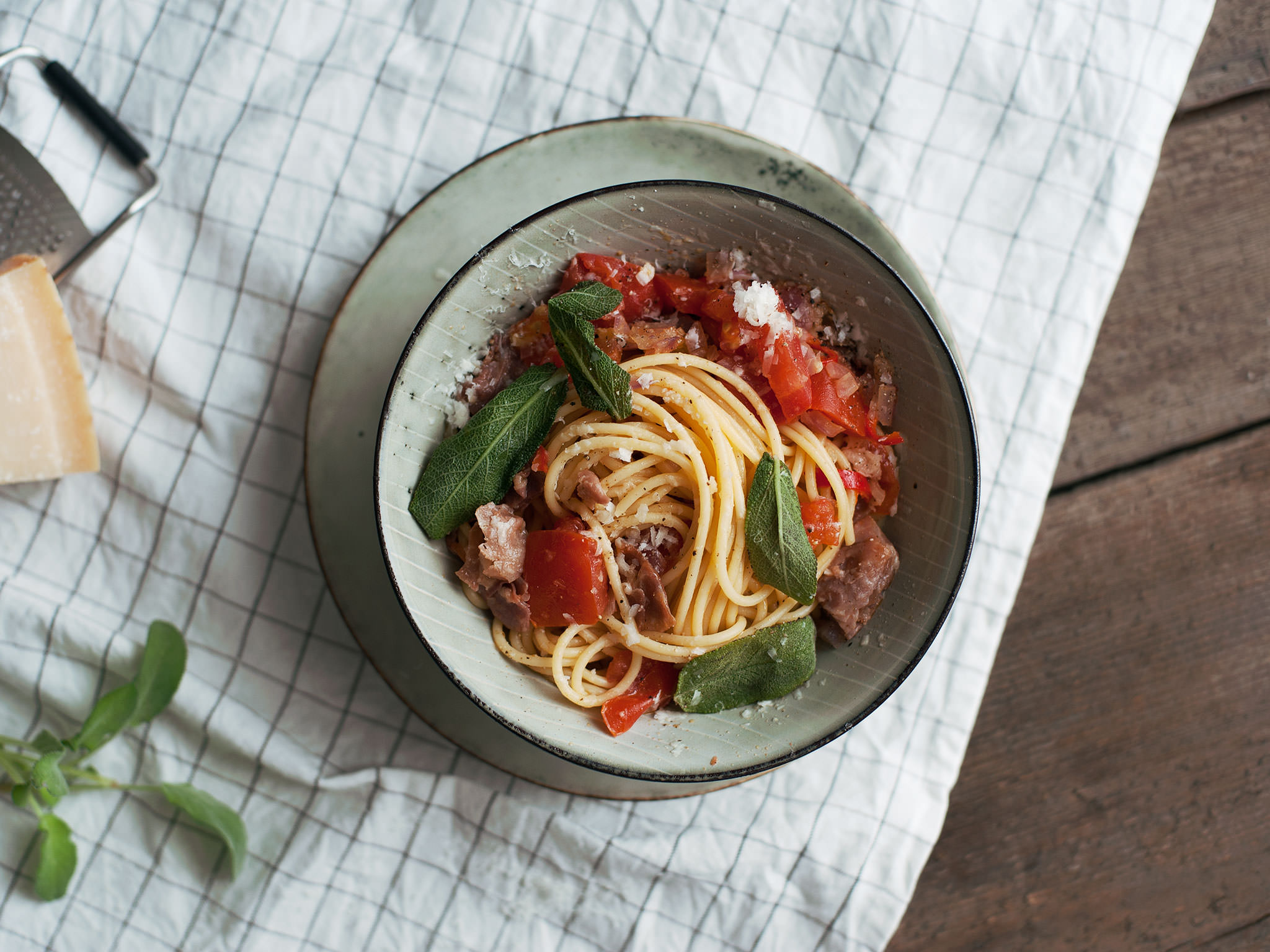 Spaghetti all'Amatriciana with crispy sage - Bing Chef - The Art of Cooking